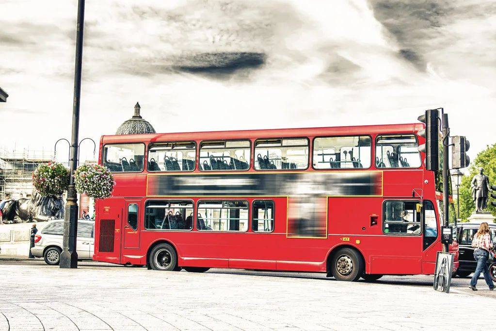 bus是 “公交车”，boy是 “男孩”，那么busboy是什么意思？_he_ve_沙发