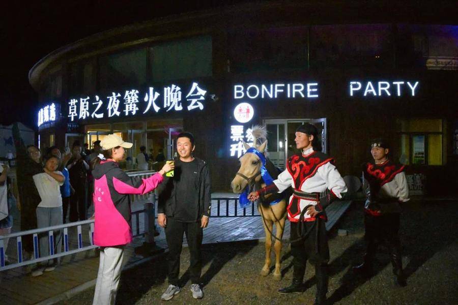 游客在内蒙古旅游抽中一匹价值2万元的马,景区:已派车送马,无饲养条件也可折现领奖蒙古马赵先生鄂尔多斯草原
