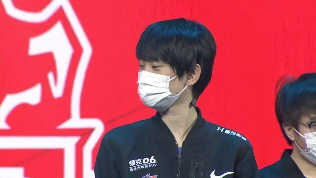 LPL开启复出计划！韩网爆料Doinb，TheShy一起复出，Uzi难度过大_选手_赛场_观众