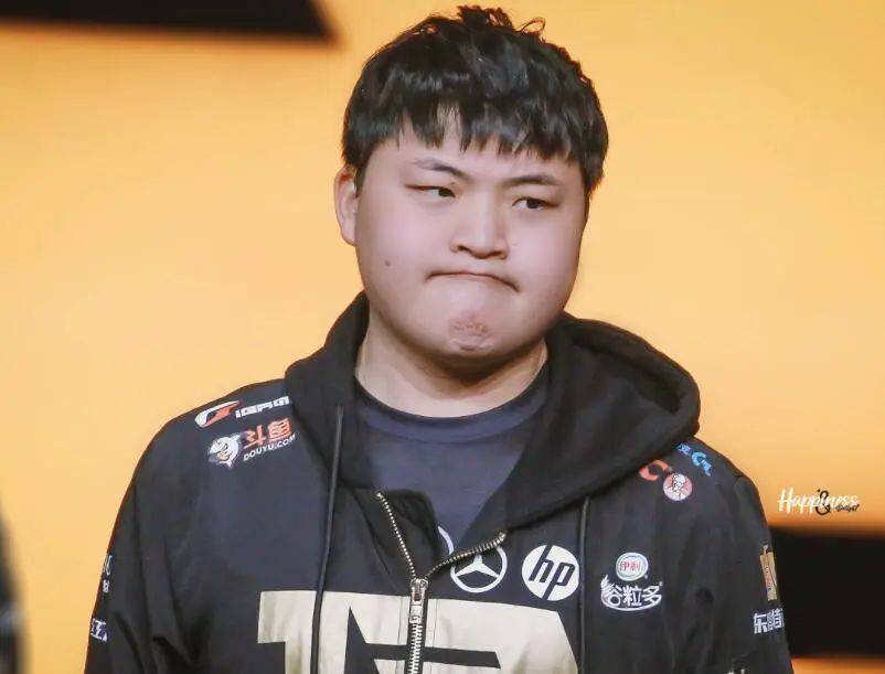 Uzi担心直播人气低没工资；Meiko来EDG指导厂长BP；LPL御三家集体陨落，新生代崛起；Uzi吐槽队友太菜像女玩家！_季后赛_比赛_观众