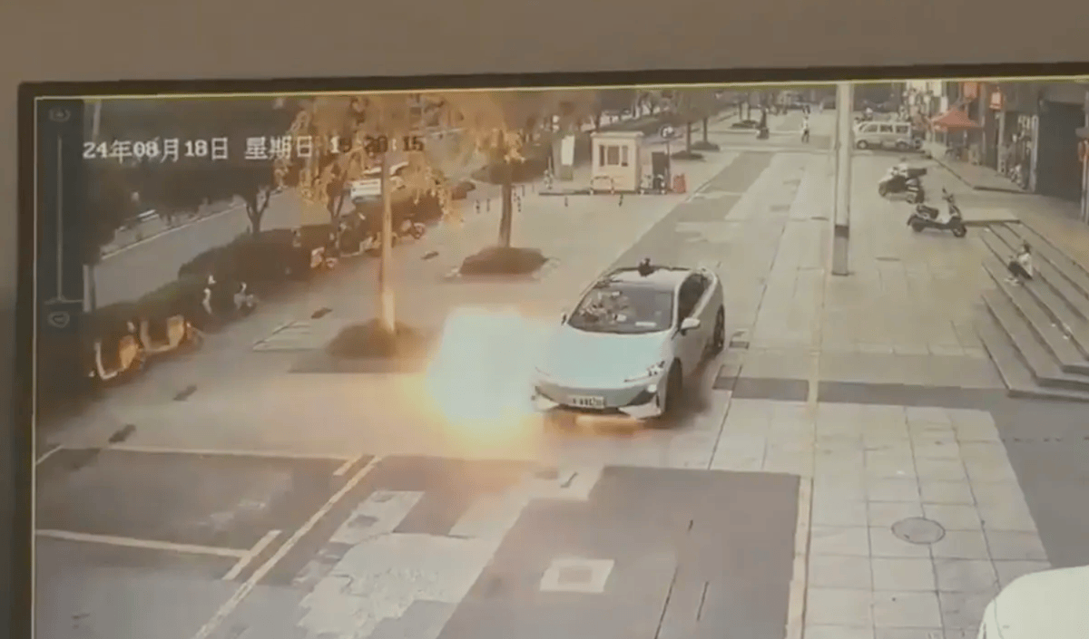 深蓝汽车CEO发布SL03过火说明 电池底板被刺穿出现明火_搜狐汽车_搜狐网