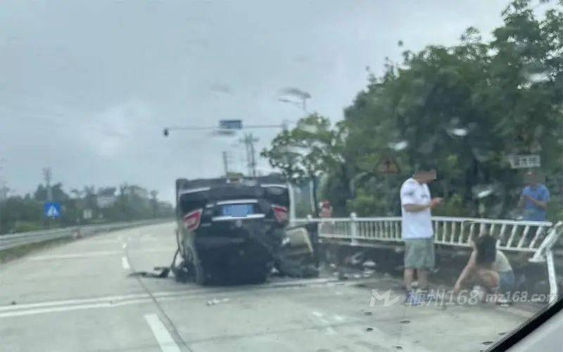 兴宁G205国道一小车出事了！四“脚”朝天…_梅州_车主_黑色