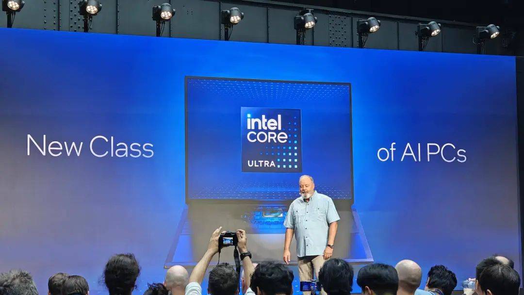 英特尔发布新一代 AIPC 芯片！史上最高效的 x86，号称全面压过高通旗舰_Ultra_处理器_性能