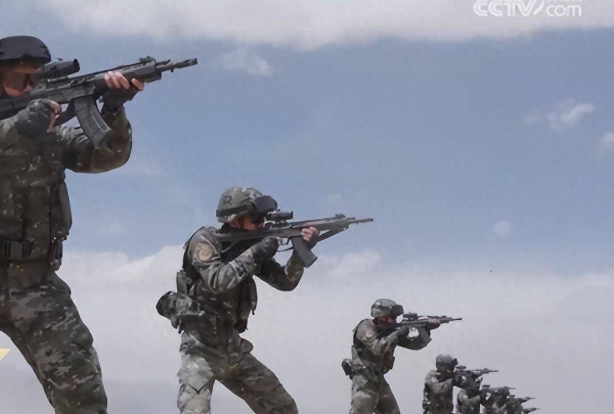 国产QBZ192折叠枪管型亮相 或是我们飞行员随身武器 火力明显增强_自卫_突击步枪_手枪