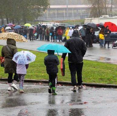 疯了！大温15000人暴雨中疯抢免费蔬果！这羊毛没薅到后悔三年！_施坦威_钢琴_Heppell