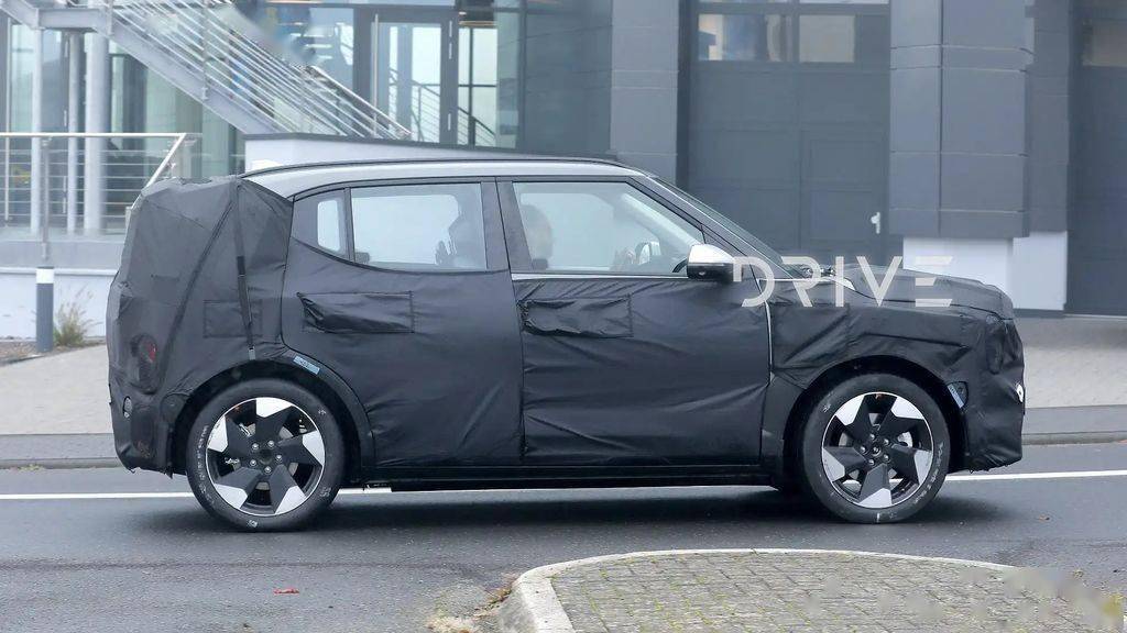 2026 款起亚 EV2 电动 SUV 新路测照片曝光 - 数码前沿 数码之家