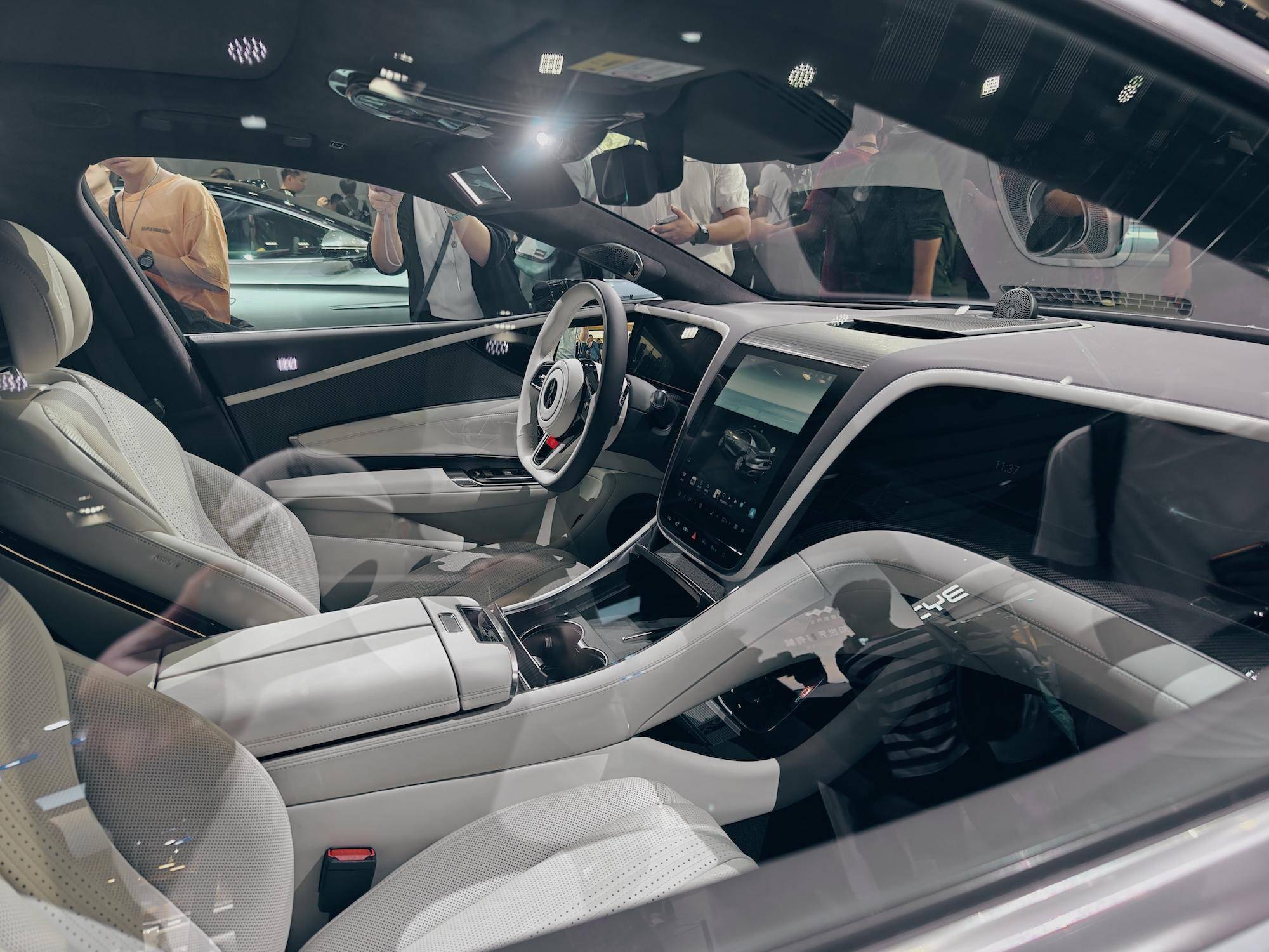 广州车展重磅！仰望U7 PHEV亮相，搭载易四方技术与全新发动机，续航直达1000km_搜狐汽车_搜狐网