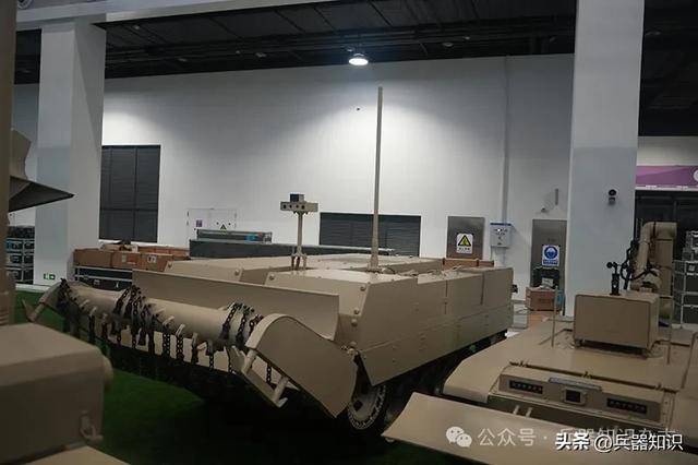 2024航展地面动态演示 之 VU-T10、VU-T5无人战车、机器狼_轻型_上图_扫雷车