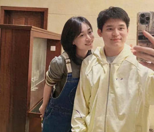 林诗栋回海南和亲人团聚！高颜值神秘女子现身，关系亲密，引热议_比赛_赛场_中国乒乓球队