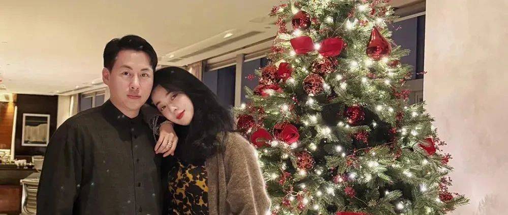 43岁范冰冰和男友人过圣诞夜，穿豹纹上衣身材火辣，素颜出镜状态超好！_柯文_造型_女神