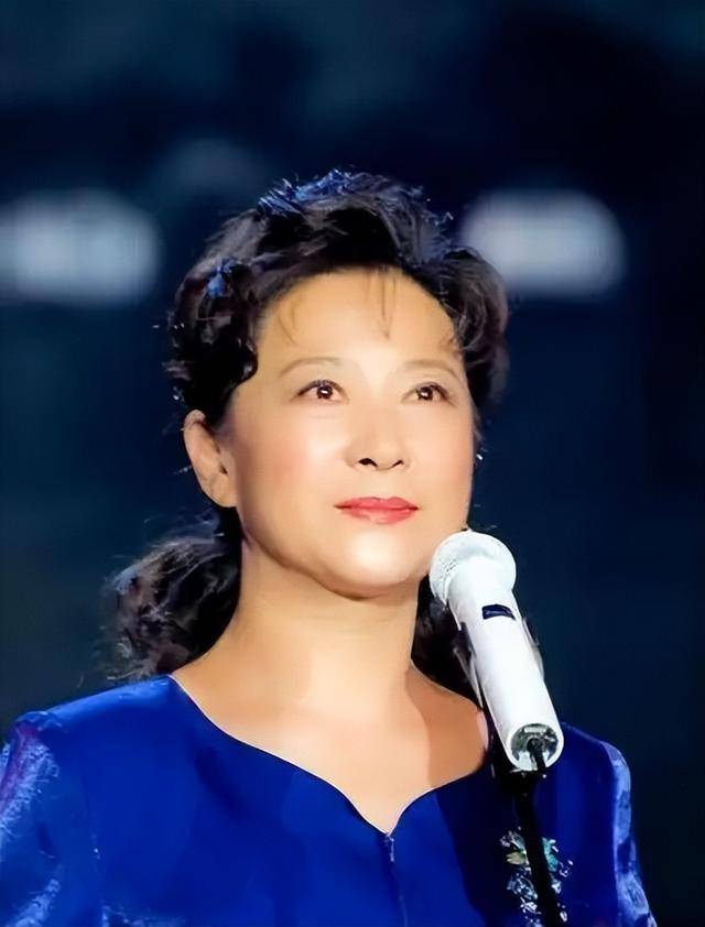 看了74岁王馥荔晒的夫妻同框照，才发现直面衰老，比扮嫩更显年轻_戏曲_事儿_生活