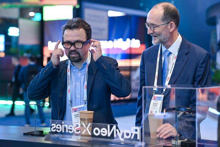 雷鸟X3 Pro、V3 亮相 CES 2025，集中展示中国创新力_MicroLED_RayNeo_眼镜