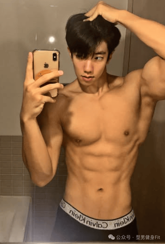 韩国小哥浴室里的自拍照，浴巾可以拿掉么？