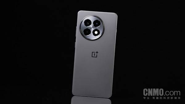 一加Ace 5 Pro大放价！2549元起，骁龙8至尊版性价比之王？_手机_消费者_市场