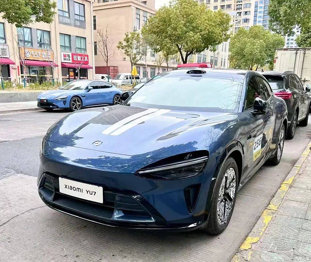 小米YU7实车特写！风道数不过来，运动氛围拉满！_搜狐汽车_搜狐网