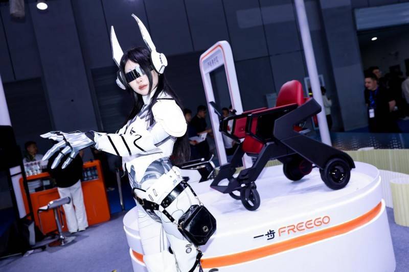 一步FreeGo AI出行机器人CMEF首秀，开启未来出行新篇章！_创新_科技_书林