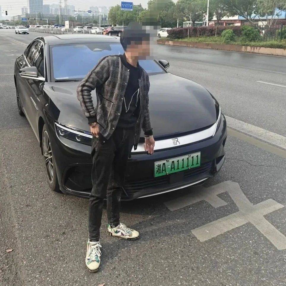 男子买“超级豹子号湘A·A11111”车牌安装在他人车上，装逼失败被查_车辆_假牌_机动车