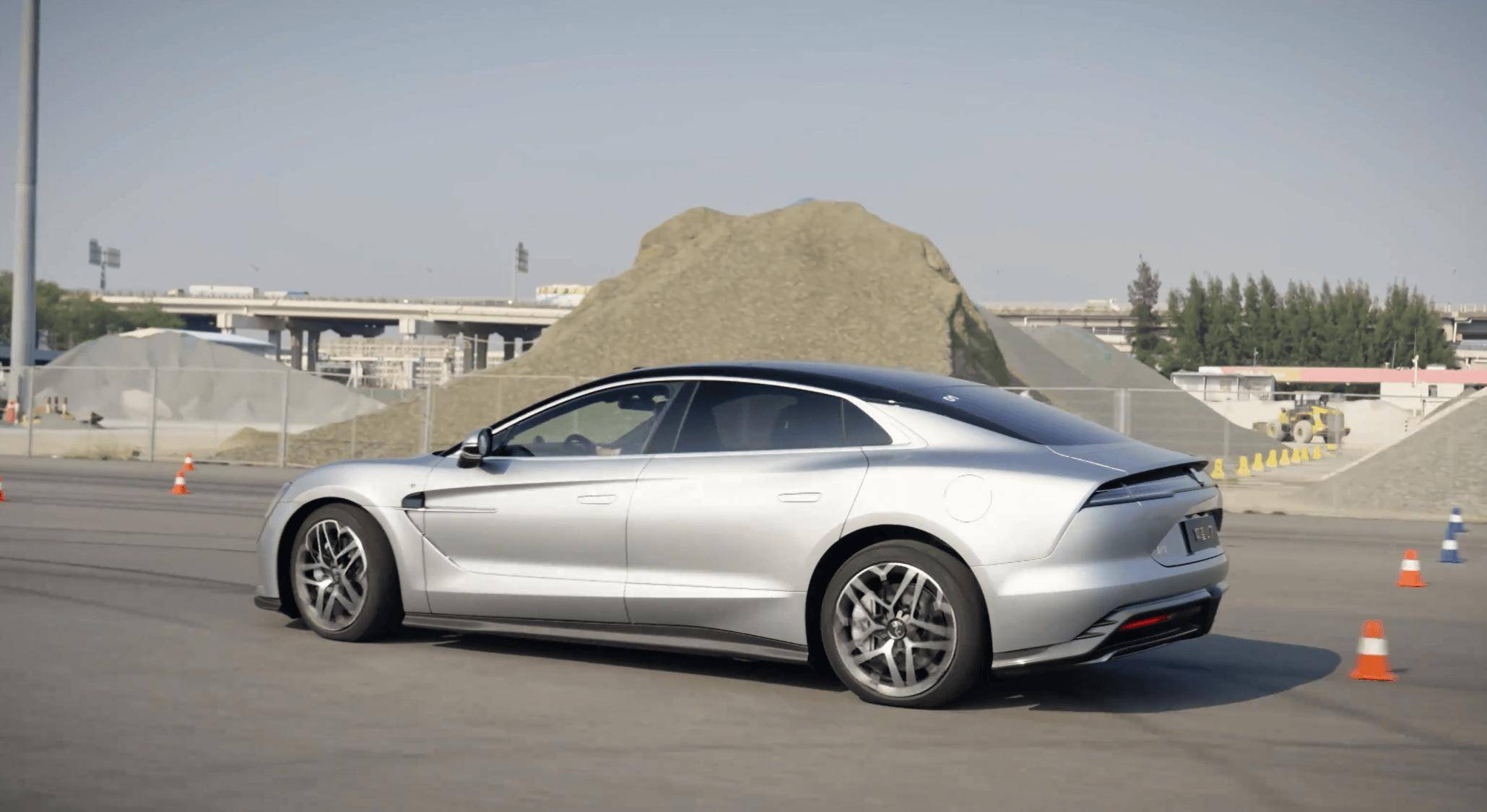 仰望U7实测：智能悬浮车身云辇-Z，重新定义新能源豪华体验！_搜狐汽车_搜狐网