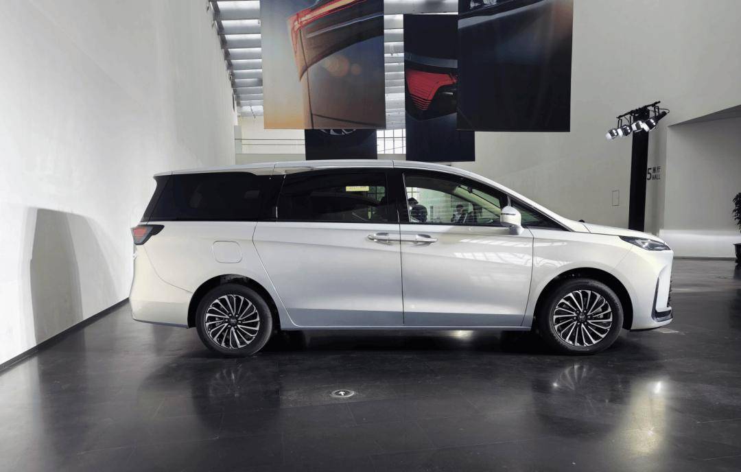 别克GL8陆尚PHEV实车亮相，定位略低于陆尊，搭载1.5T插混系统_搜狐汽车_搜狐网