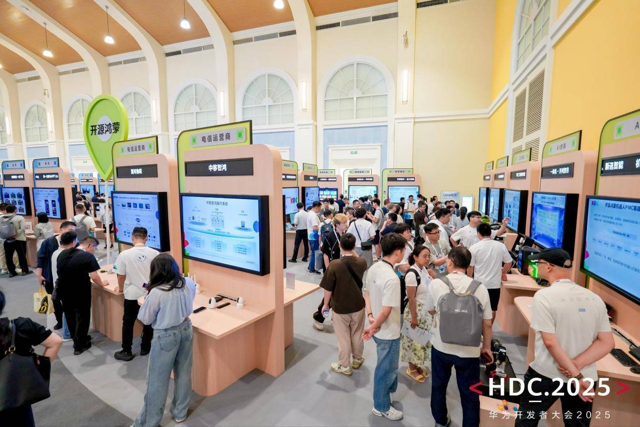 拓维信息携手开鸿智谷，华为HDC 2025展现“AI+鸿蒙”创新生态新高度_技术_智能化_行业