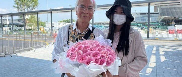 恭喜！74岁TVB男星接未婚妻出狱！手持60朵玫瑰泪流满面：可以一起生活了_王青霞_李龙基_外父