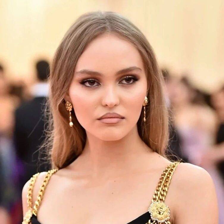 Lily-Rose Depp 走实力派路线了！_狼人_宣言_Werwulf