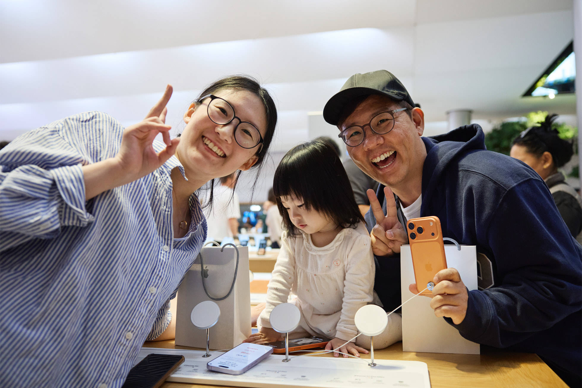 Apple to First Reclaim World's Top Smartphone Maker in More than a ...