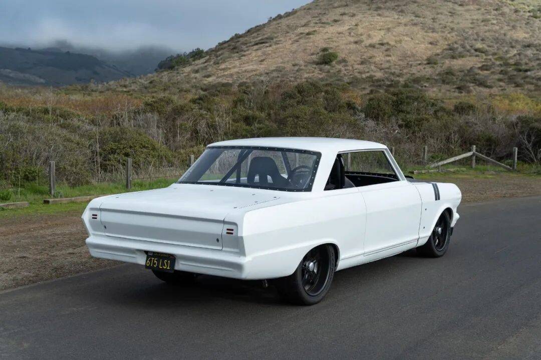 【玻璃纤维轻量化+六速手动】白色猛兽缺窗户+后视镜？这台restomod Nova上Cars and Bids捡漏机会？街头合法的赛道怪兽 ...