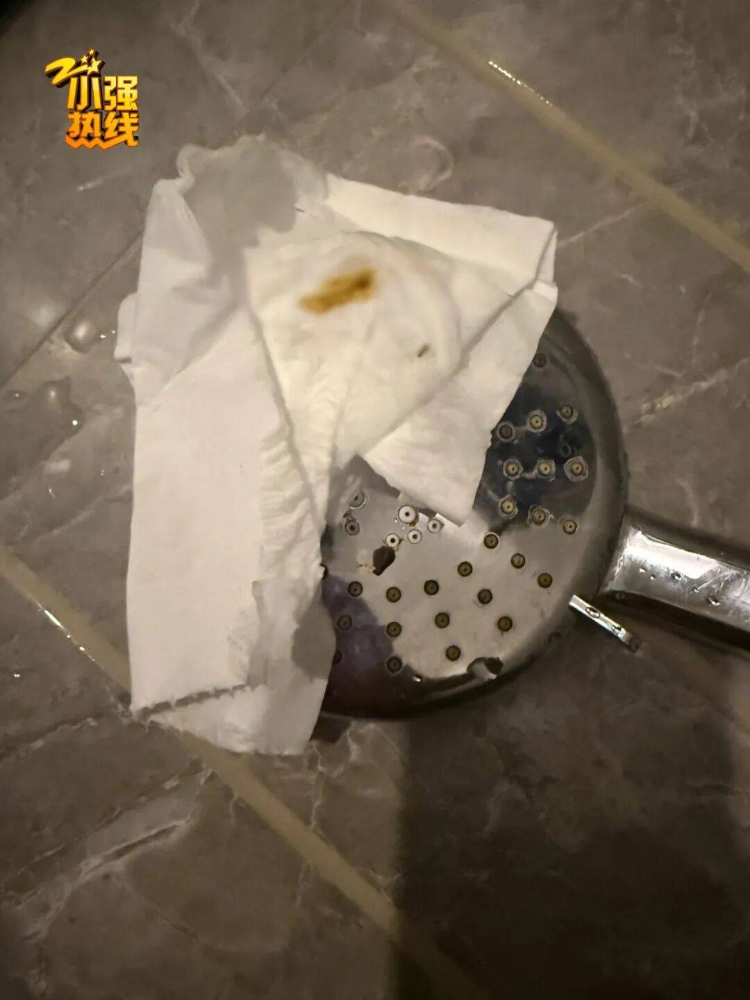 “太恶心了！”情侣入住一酒店，洗完澡淋浴喷头发现疑似排泄物！向酒店索赔3000元；酒店：只能补偿500元_徐先生_赔偿_污渍